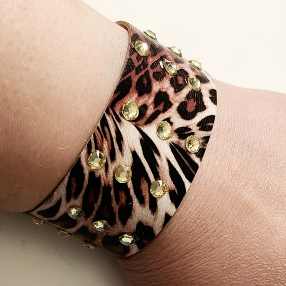 Jewelry | Nwt Wide Band Cheetah Print Faux Leather Strap Buttonsnap ...